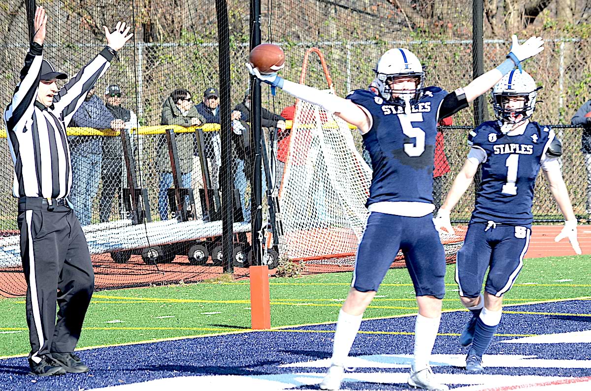 Thanksgiving thriller: Wreckers trim Cards 39-38 | Westport Journal